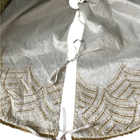 Tahari | Holiday | Nwt Tahari Home Luxury Christmas Tree Skirt 52 ...